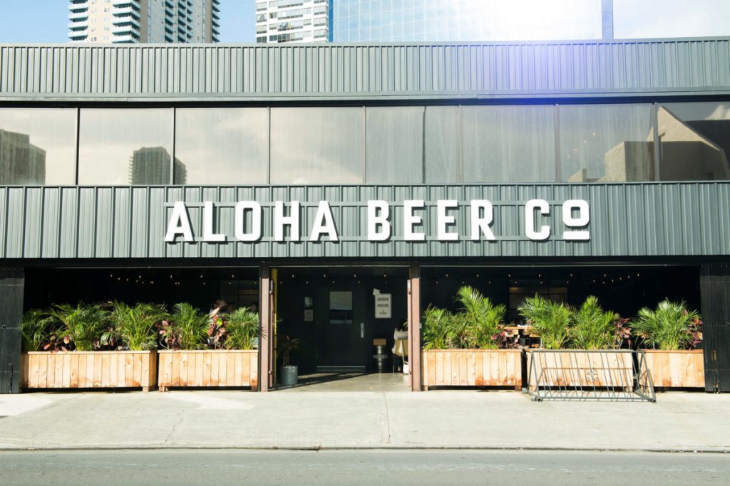 新店が続々オープン！ハワイで注目のおしゃれエリア・カカアコで、現地ビールを飲み歩き。 | Hanako Web