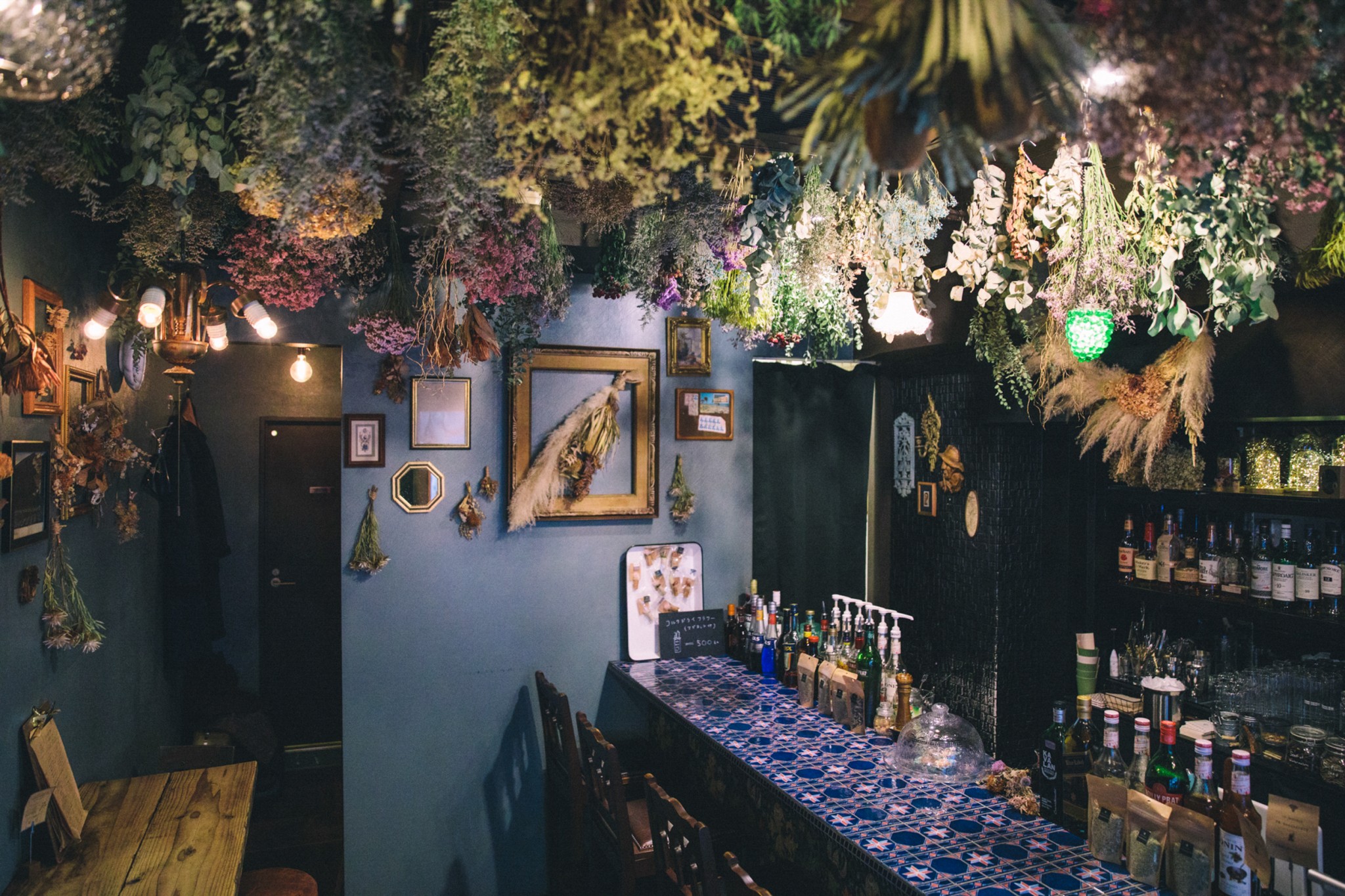 花に囲まれながら味わう池袋〈HANABAR〉の「イエローカレー」。夫婦がこだわる空間と味わいを求めて。 | Hanako Web