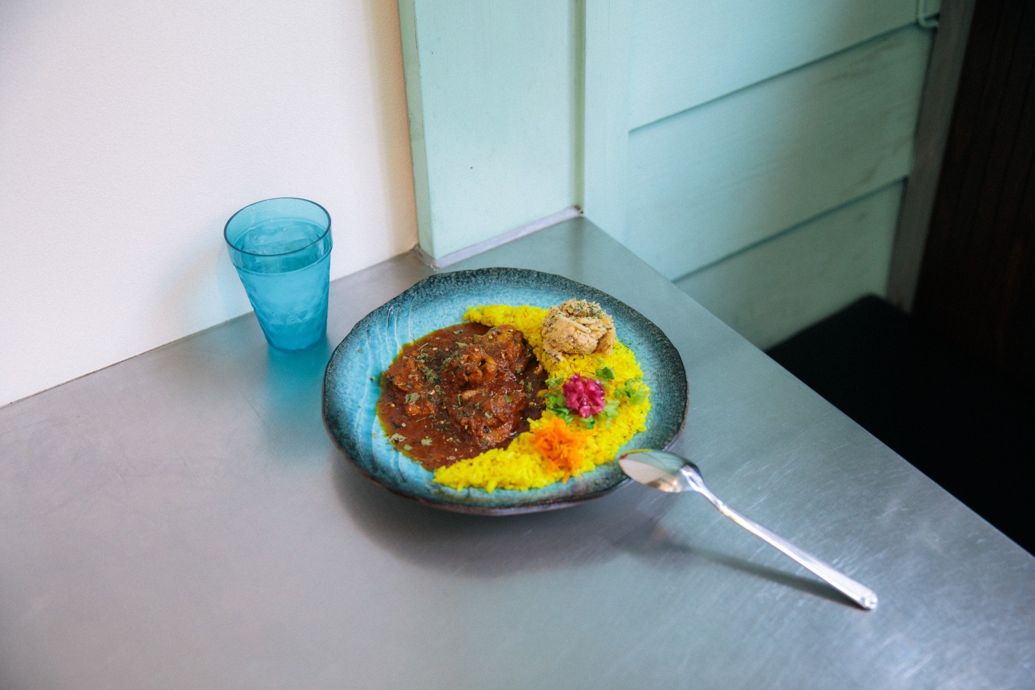 カレー好き必食の人気店が銀座に！〈スパイシーカリーハウス 半月〉の魅惑フレーバーカレーをいただく。 | Hanako Web