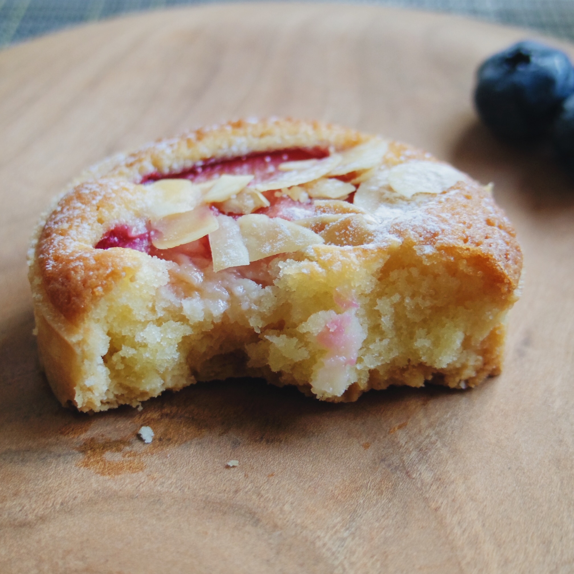 住宅街のベーカリーを訪ねて…〈& TAKANO PAIN〉と〈ahiru snack〉 | Hanako Web