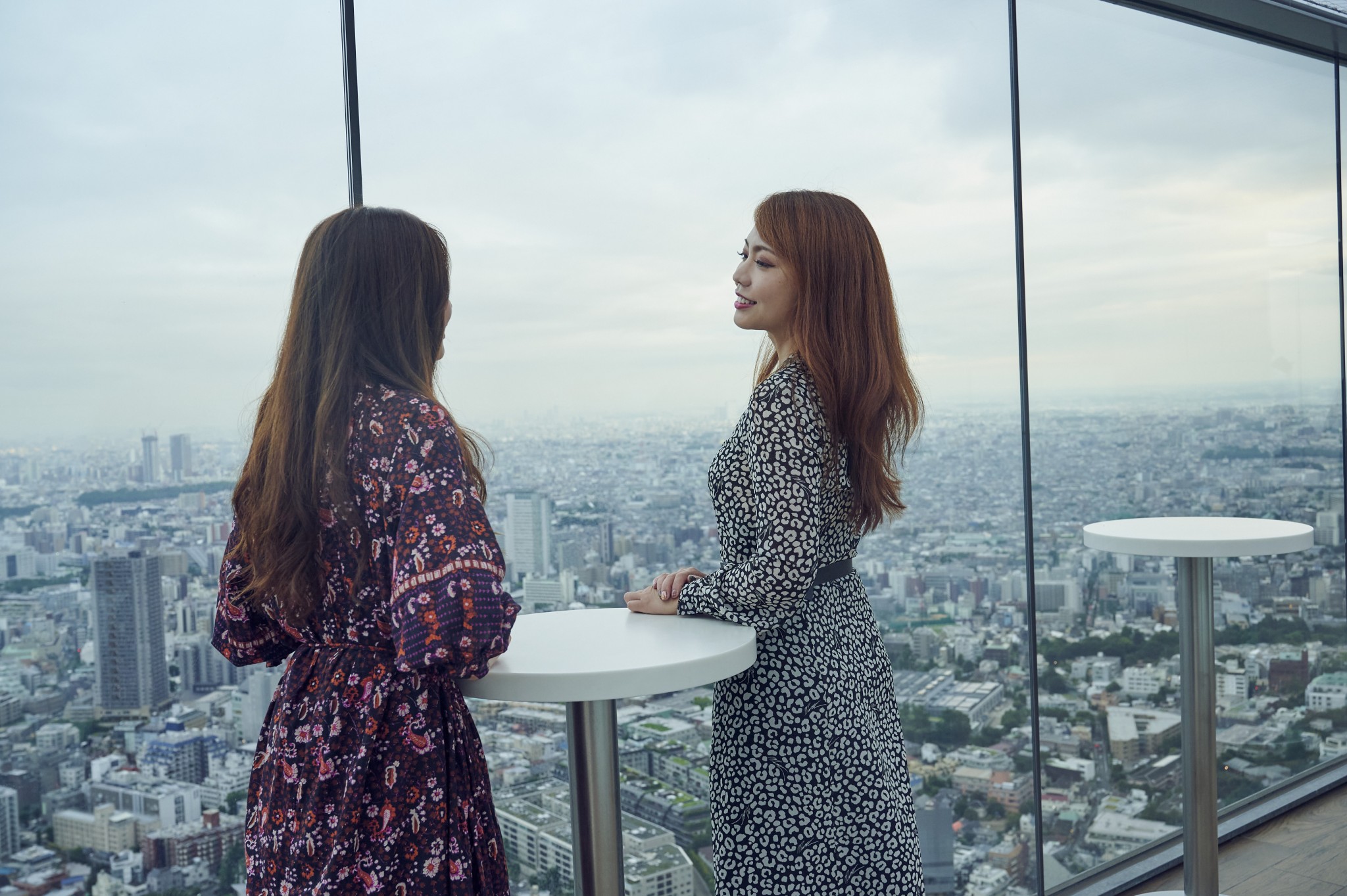 【渋谷】期間限定ルーフトップバーが登場！東京を見渡す〈THE ROOF SHIBUYA SKY〉で開放感を味わおう。 | Hanako Web