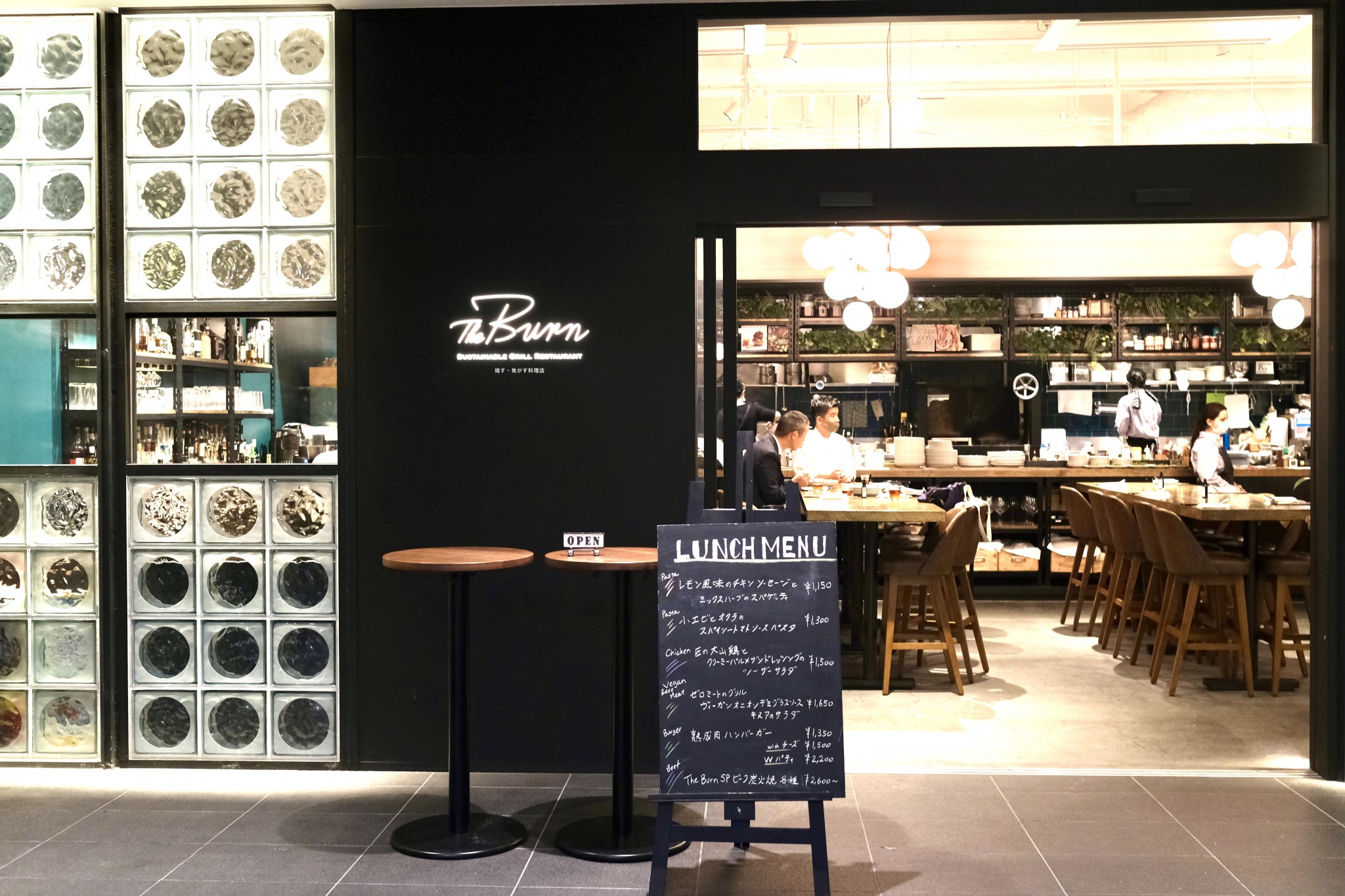 ヴィーガンの概念が覆る！青山の人気レストラン〈The Burn〉の新作ハンバーグがまるでご馳走。 | Hanako Web