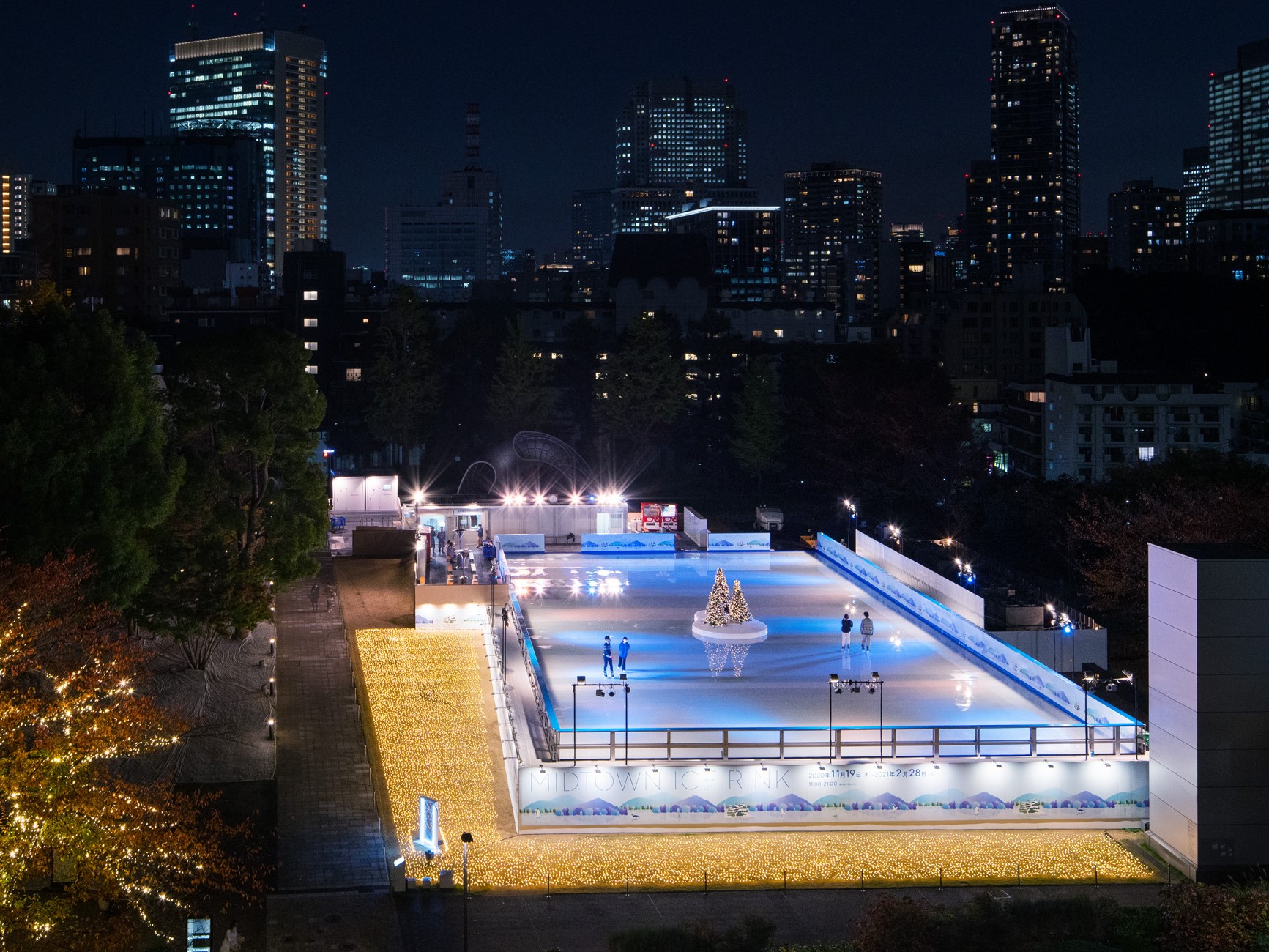 『MIDTOWN ICE RINK（ミッドタウン アイスリンク）』の屋外アイススケートリンクで、ひんやり氷の世界を体験。 | Hanako Web