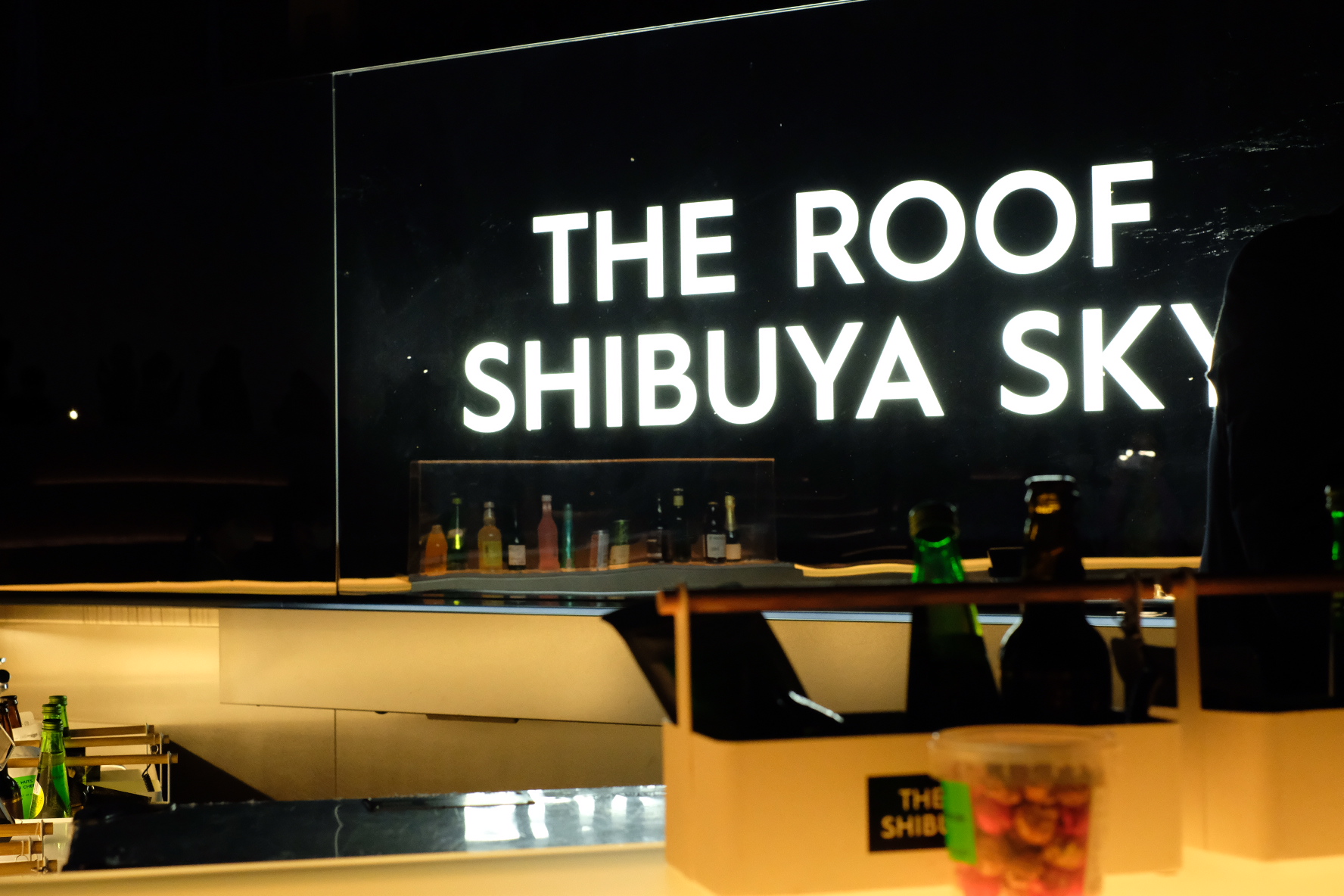 渋谷の夜景を一望！開放的な期間限定ルーフトップバー〈THE ROOF SHIBUYA SKY（ザ・ルーフ 渋谷スカイ）〉が登場 ...