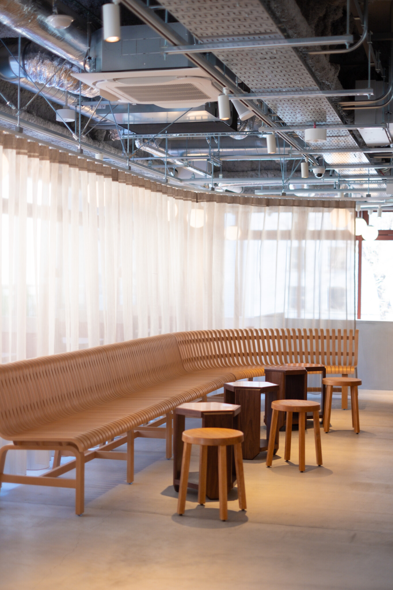 下北沢にまちのラウンジ〈（tefu）lounge〉が登場！ | Hanako Web