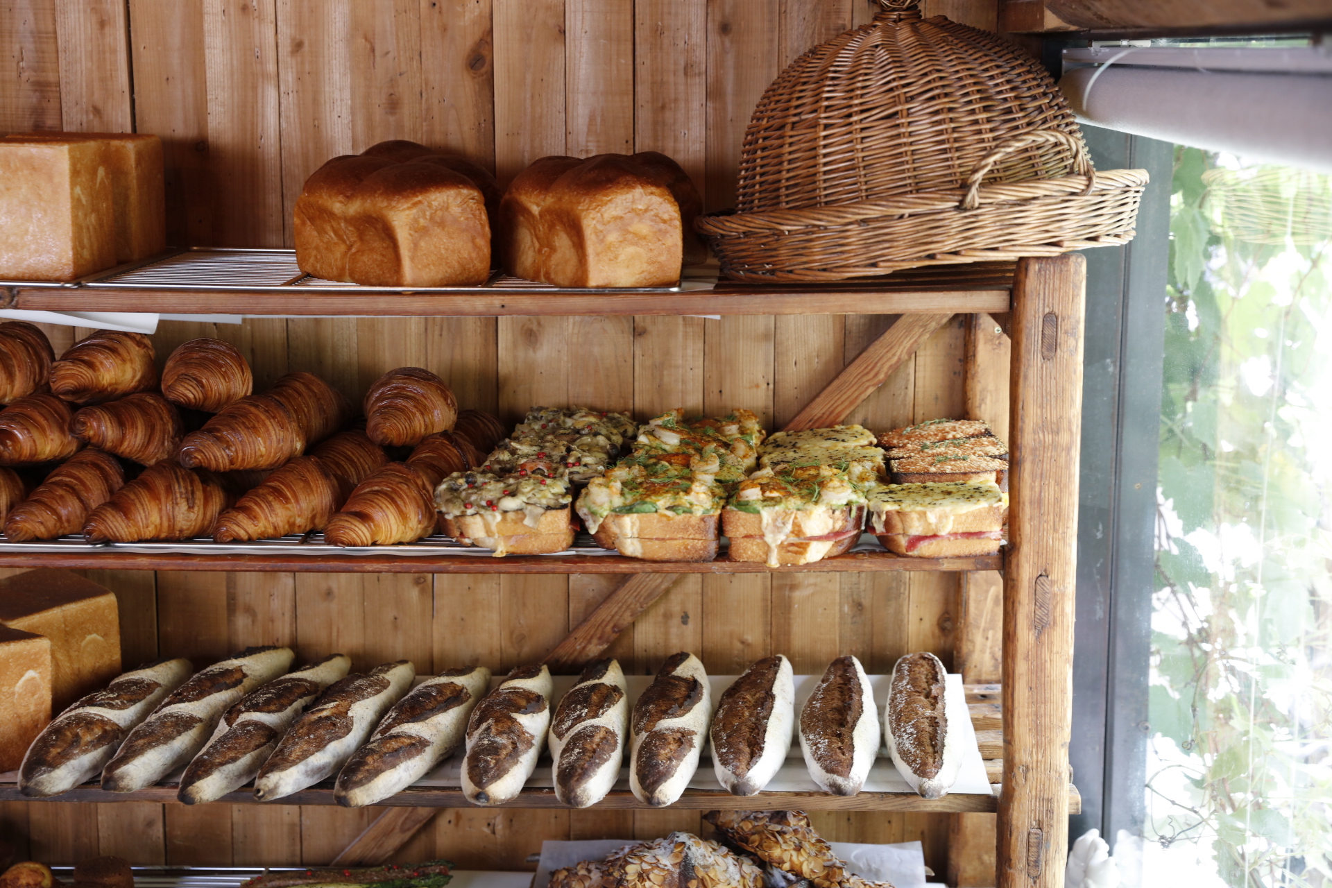 「ヴィーガン」と「映え」を体現する、池ノ上〈Universal Bakes Nicome〉&下北沢〈étéco bread〉へ。 | Hanako Web