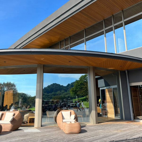 まるで海外！？群馬県のゴルフリゾート〈THE RAYSUM〉のヴィラに初宿泊。#さきゴルフ | Hanako Web