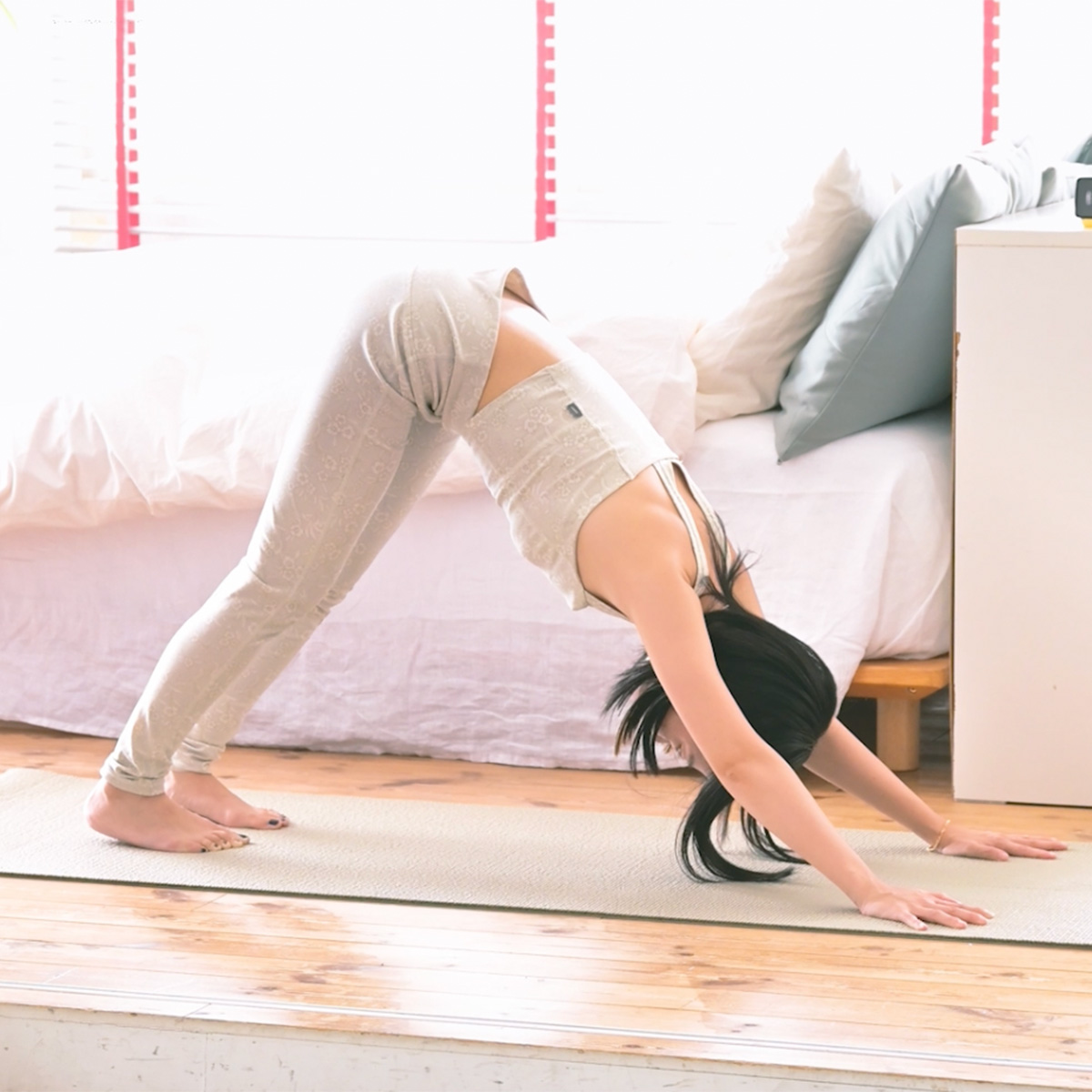 DAY9：血流アップで冷えを改善。下向きの犬のポーズ｜毎日1分美容習慣 | Hanako Web