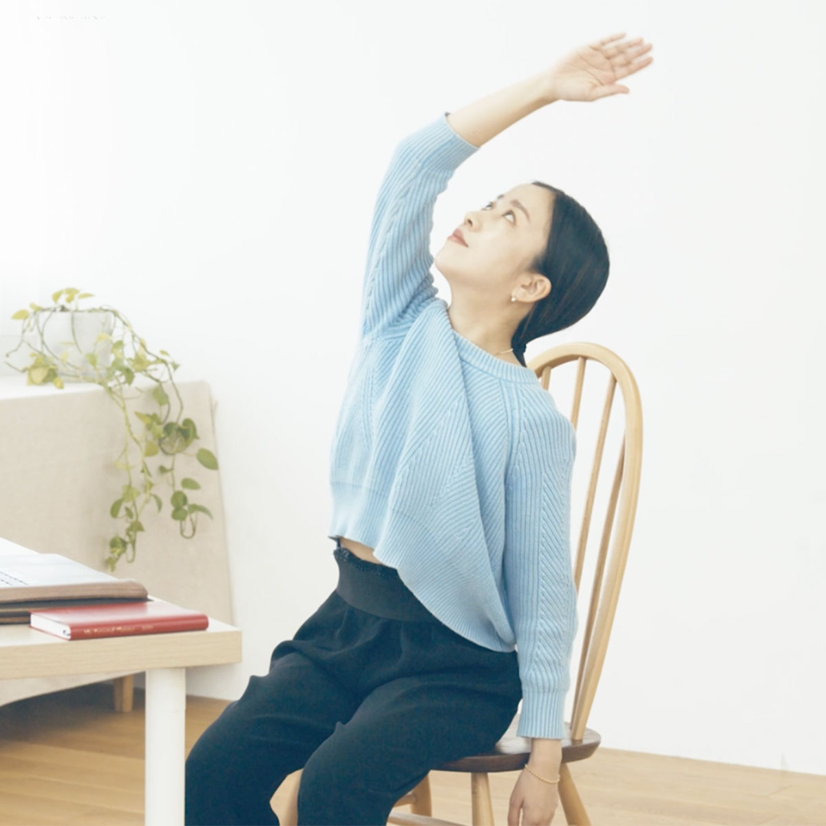 DAY4：背面をほぐしながらリフレッシュ〜「背骨＆肩回し」｜毎日1分美容習慣Season2 | Hanako Web