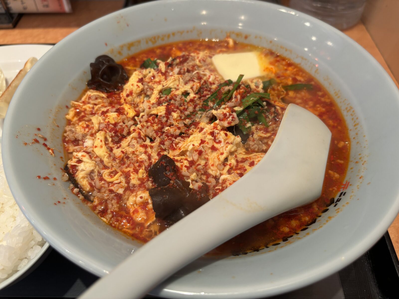 「巨大青磁どんぶりの記憶」 ――川崎・元祖ニュータンタンメン本舗京町店で振り返る極私的ニュータンタン史 | 児玉雨子のKANAGAWA探訪＃14 | Hanako Web