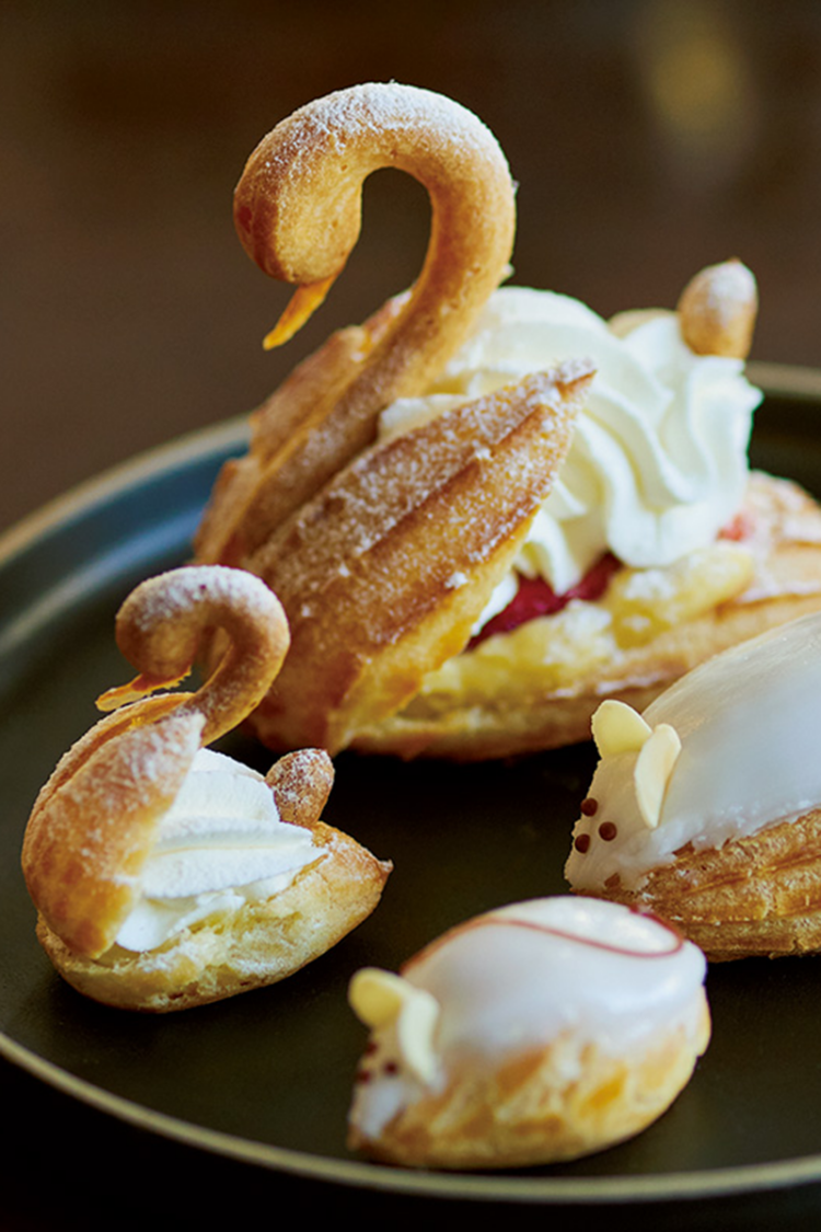 【東京】手土産にぴったりのおいしいシュークリーム12選｜佐久間宣行を唸らせたシュークリーム、星付きレストラン監修のシュークリーム、スワンシューほか | Hanako Web