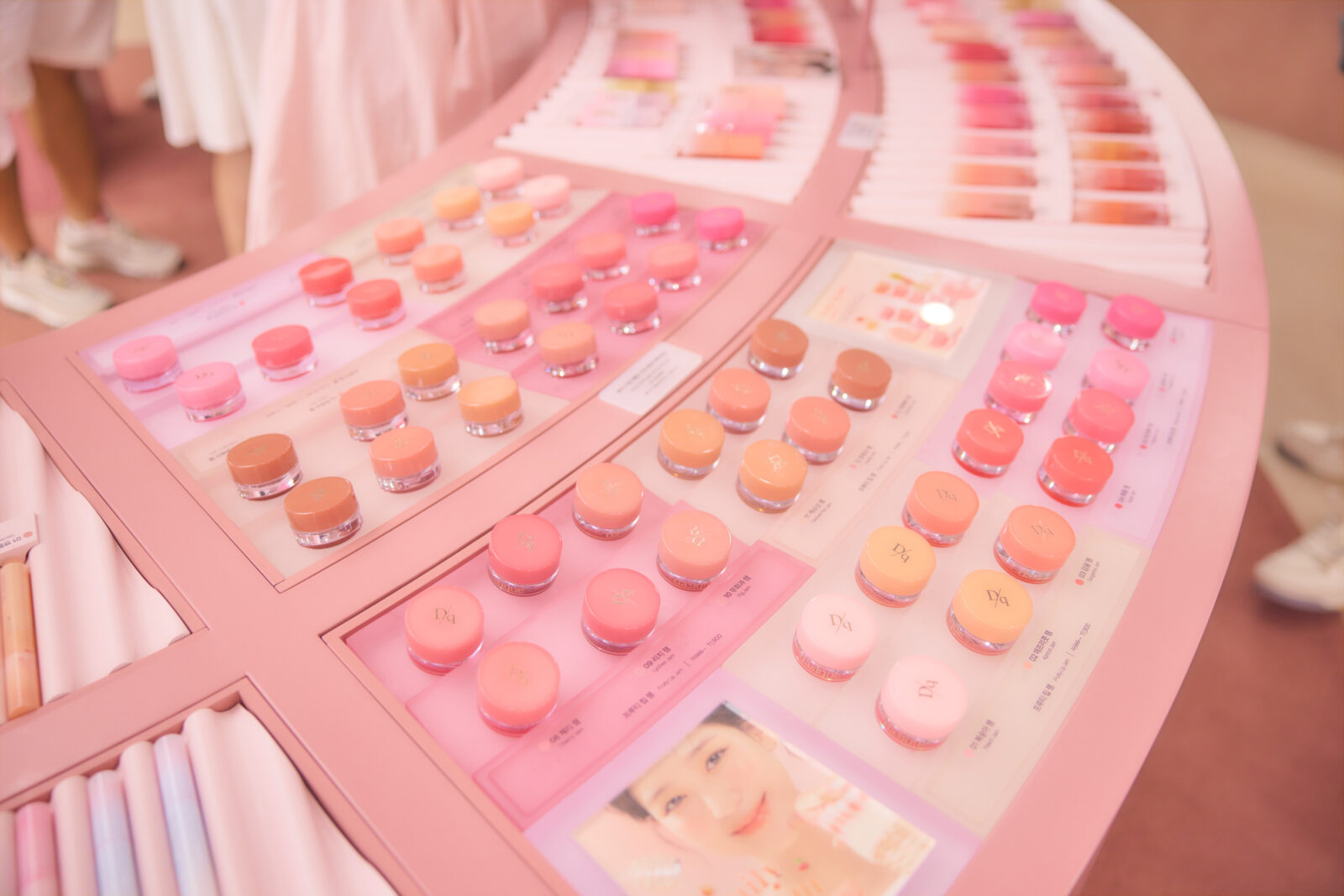 韓国アイドルメイク体験に、乙女心くすぐる「dasique」カフェ。「ヒルトン・オナーズ アメリカン・エキスプレス®・カード」で叶える、新ソウル旅。 | Hanako Web